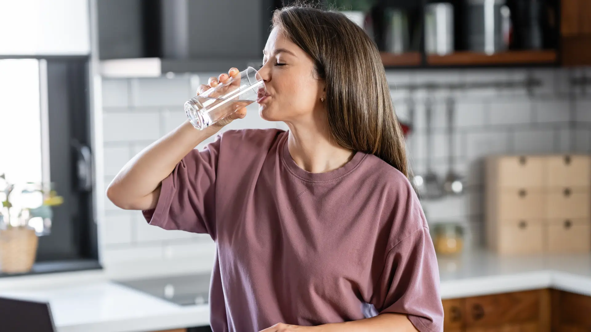 Odlučila je da pije 11 čaša vode dnevno punih mesec dana: Ovako se to odrazilo na njeno zdravlje